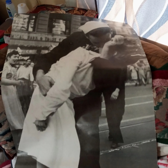 poster | Art | End Of The War Kiss 945 | Poshmark